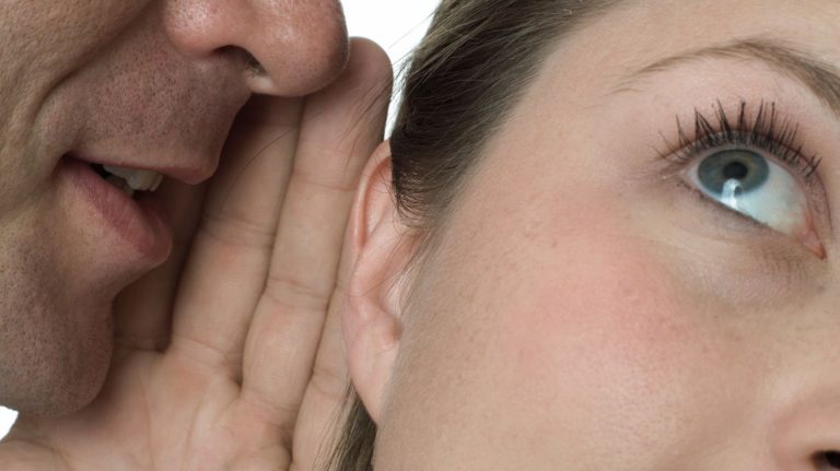 Cosa significa se una persona parla sempre male degli altri? Scopri le ...